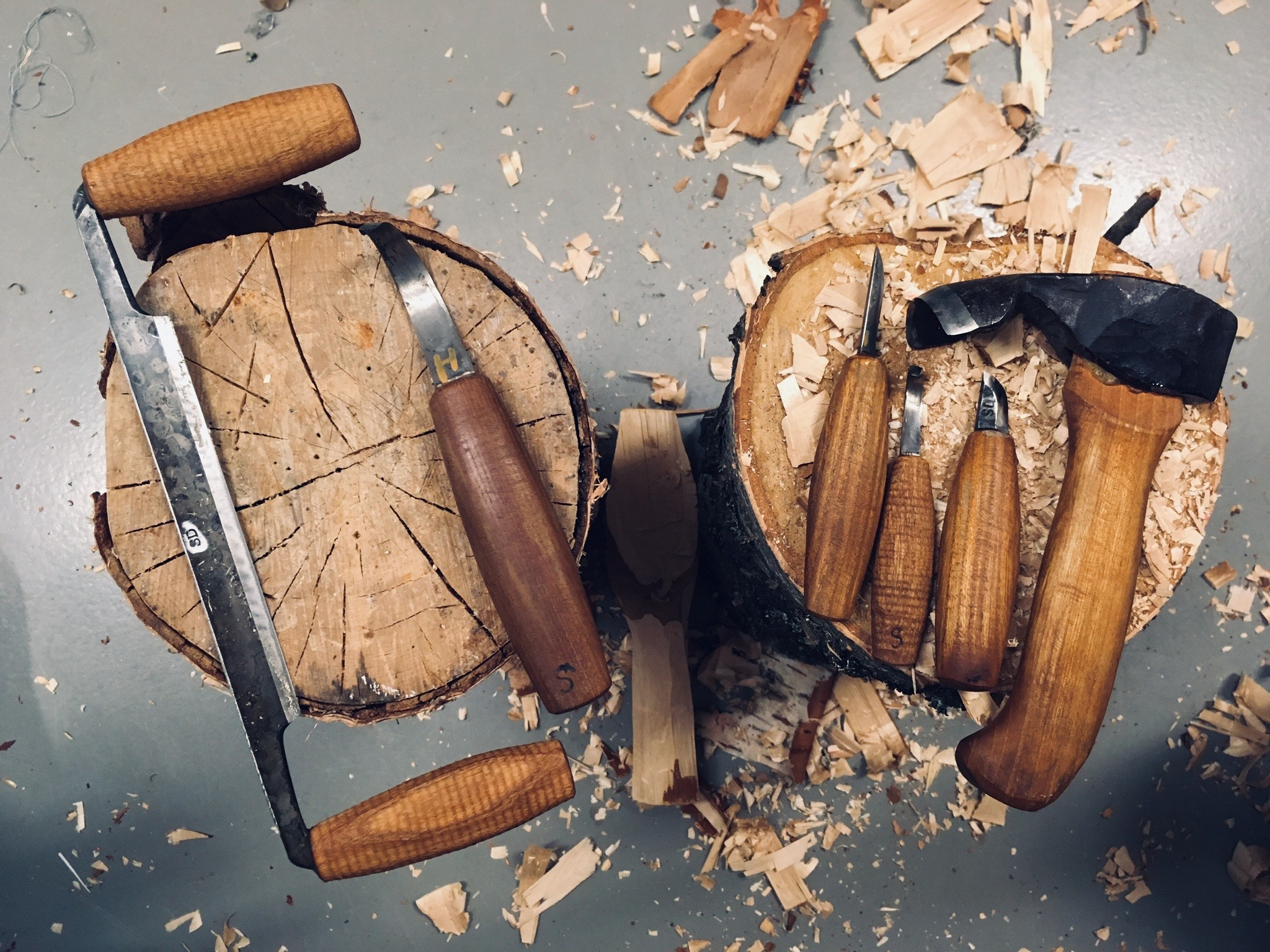 Täljträff utomhus - Hemslöjden – slöjd och hantverk för alla