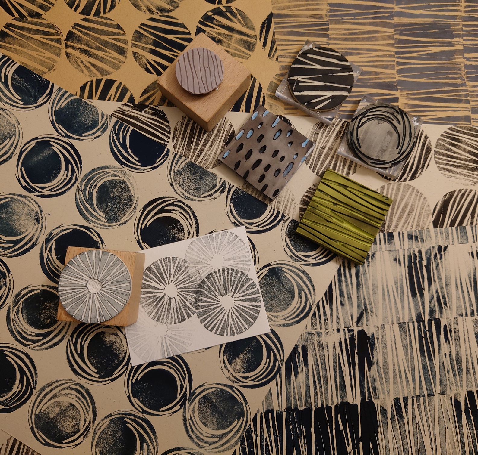 Tryck på papper med block och stämplar - Hemslöjden – slöjd och ...