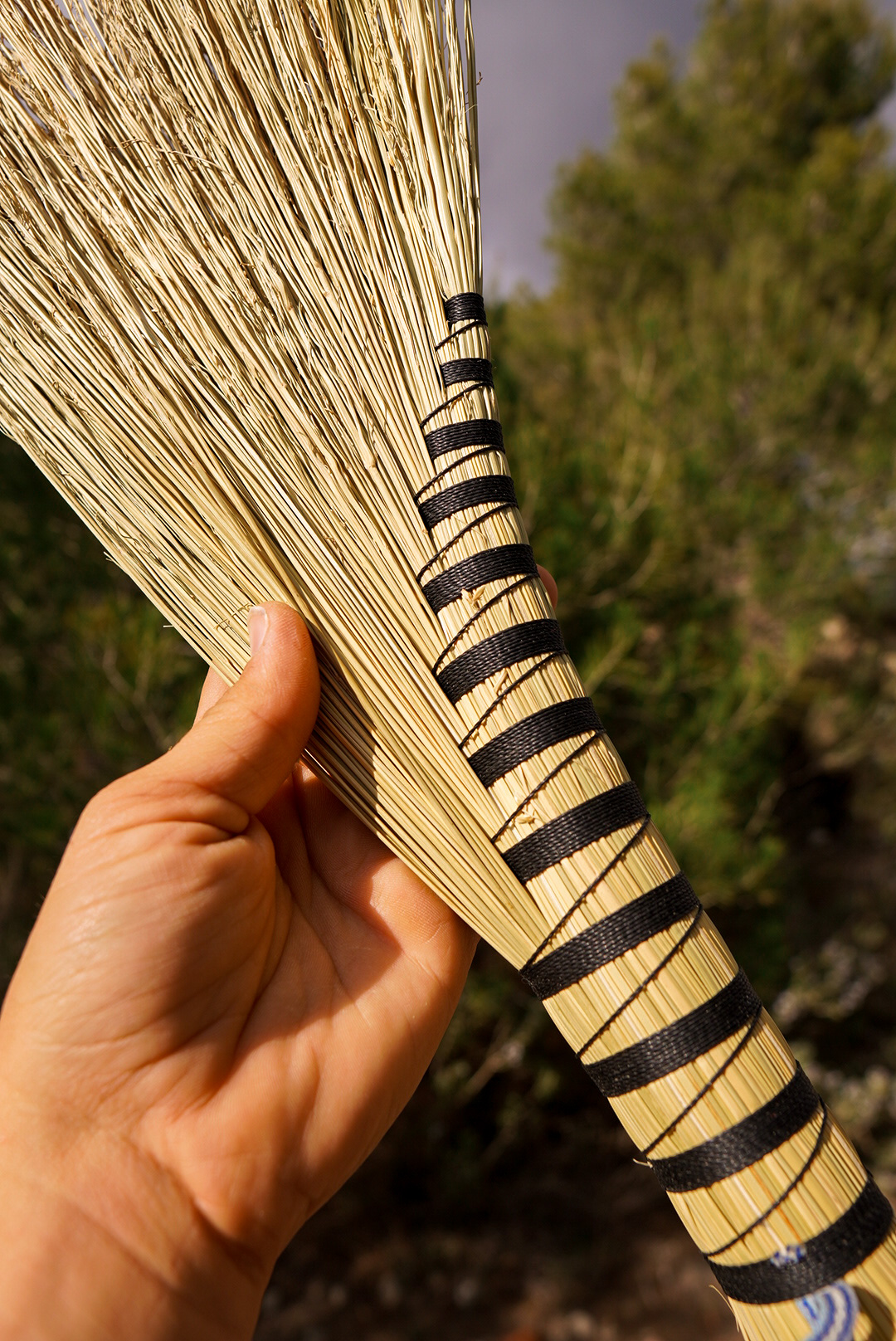 Kvastar med skaft och borstar - Hemslöjden – slöjd och hantverk för alla