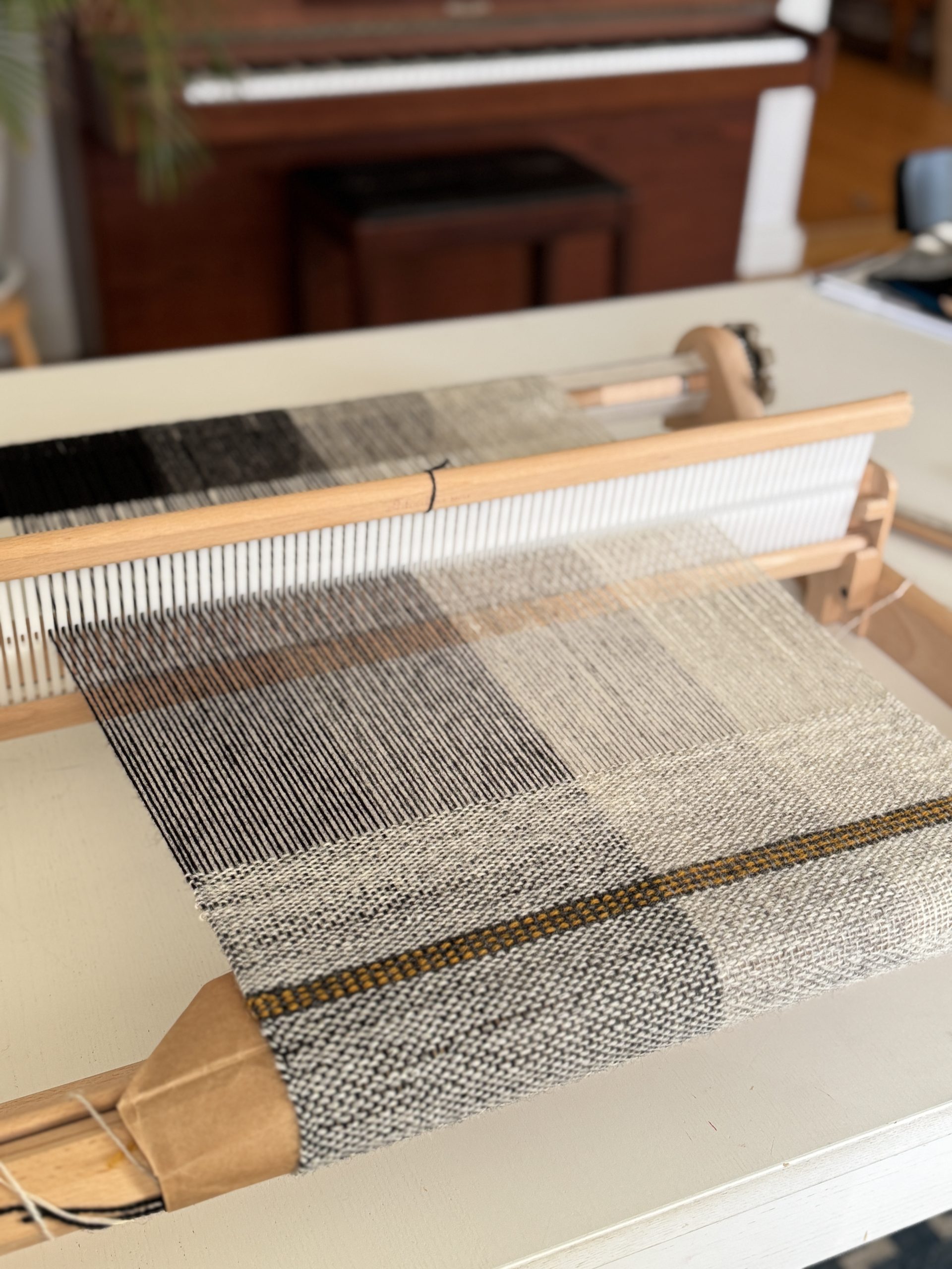 Väv en sjal i grindvävstol - Hemslöjden – slöjd och hantverk för alla